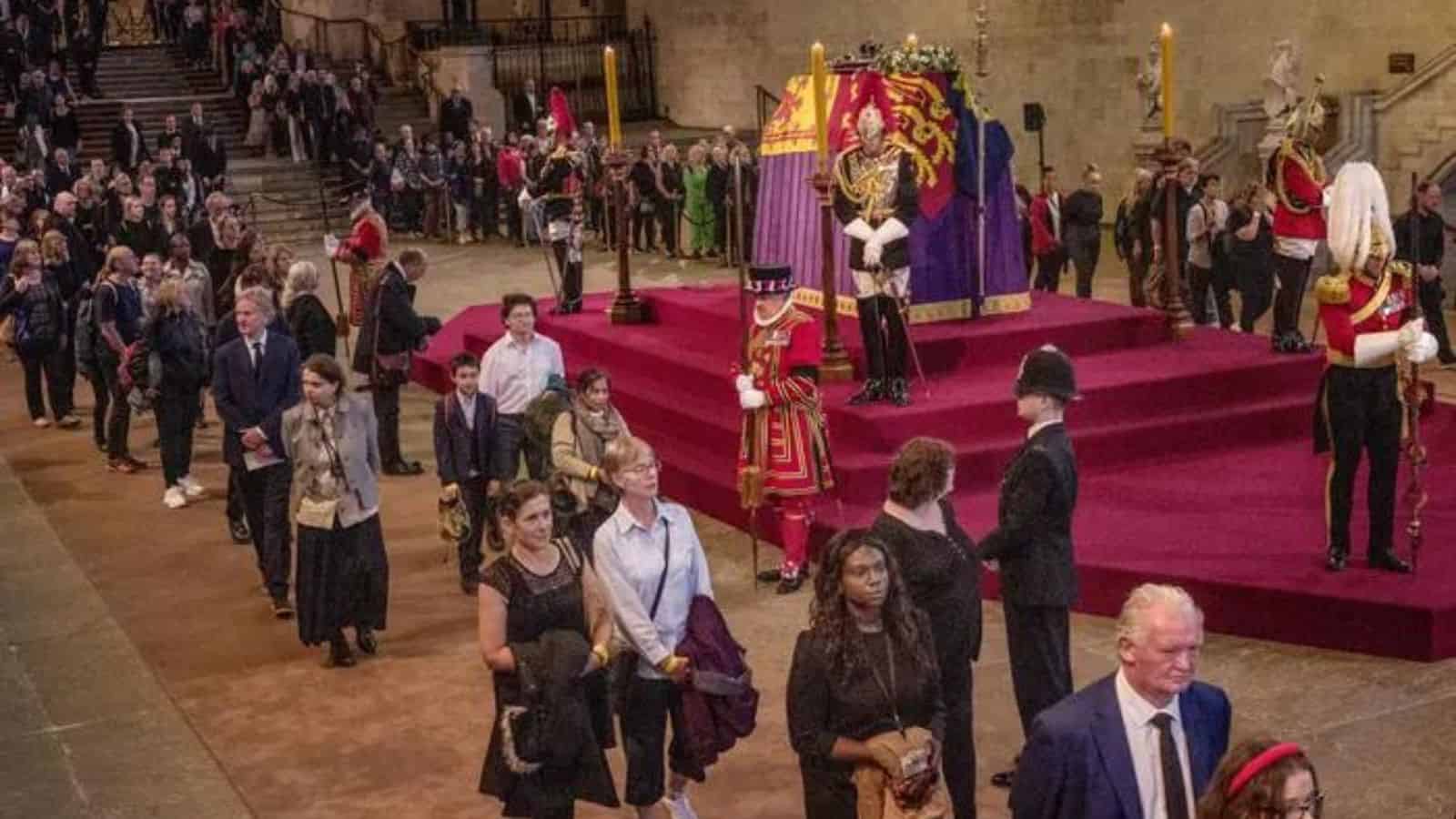 4-Mile Queue For Viewing Of Queen Lying In State - Our News