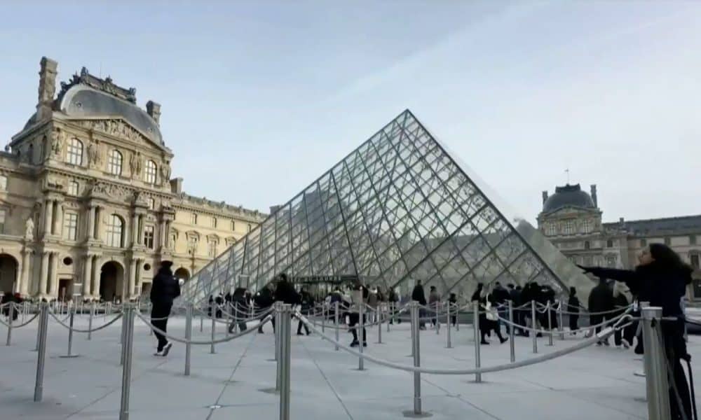 Louvre Visitors Angry After Activists Vandalised Mona Lisa - Our News