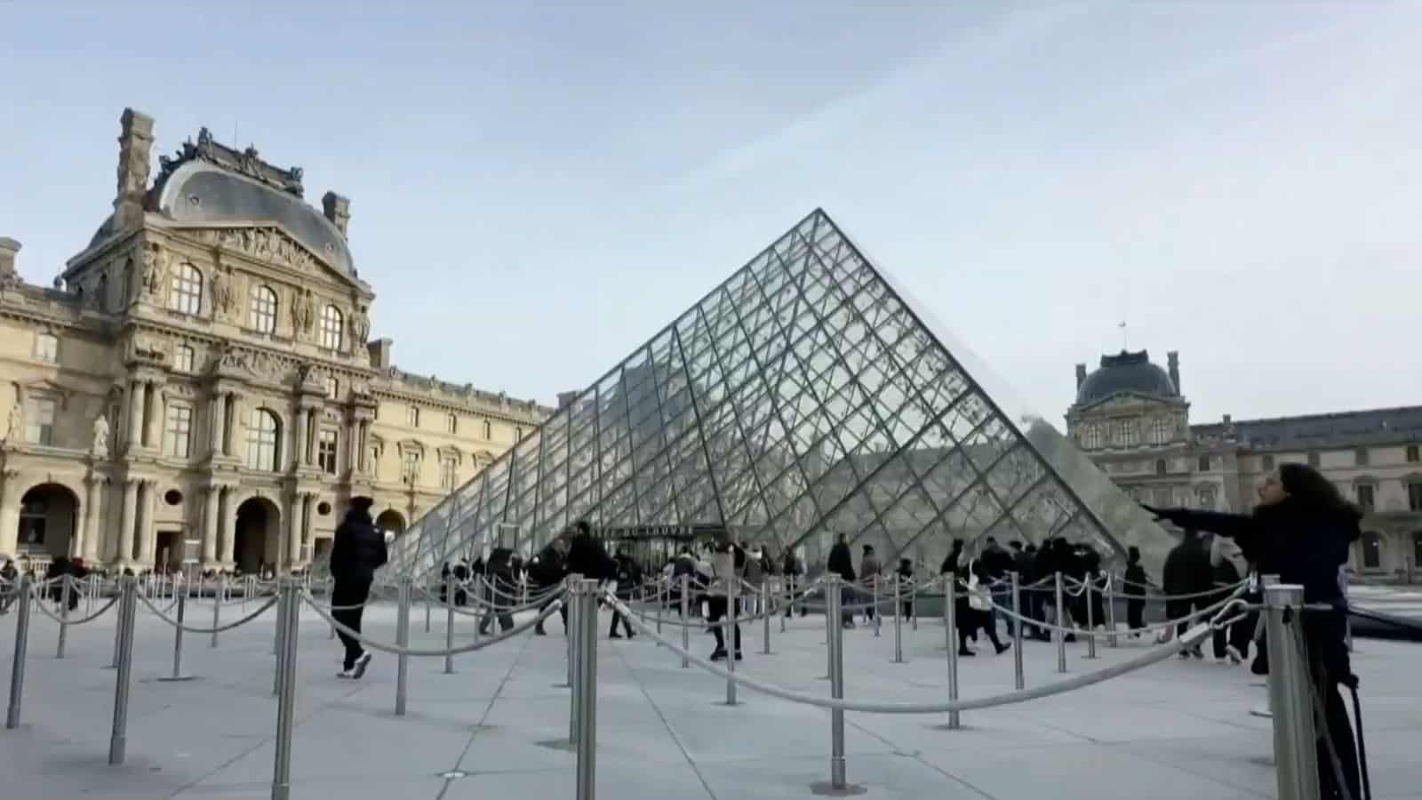 Louvre Visitors Angry After Activists Vandalised Mona Lisa - Our News